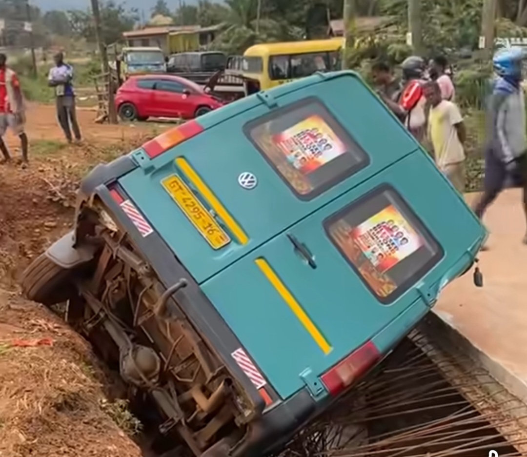 Tragedy Narrowly Averted at Dodowa: Vehicle Falls Under Bridge